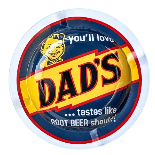 ADVERTISINGデザインの『TIN ASHTRAY』が入荷！軽量なブリキ素材で扱いやすく、置くだけでレトロアメリカンなテイスト♪縁にはタバコを置けるノッチ付きで、実用性もバッチリ★デスクやガレージ、ダイナー風インテリアにもおすすめです...