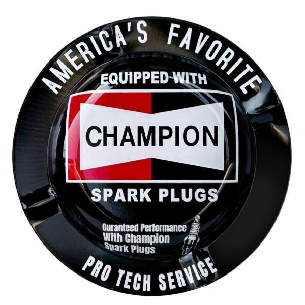 MOTOR COMPANYデザインの『TIN ASHTRAY』が入荷！軽量なブリキ素材で扱いやすく、置くだけでレトロアメリカンなテイスト♪縁にはタバコを置けるノッチ付きで、実用性もバッチリ★デスクやガレージ、ダイナー風インテリアにもおすすめ...