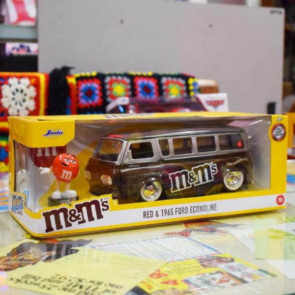 アメリカより1：24スケールのダイキャストカーが待望の再入荷！こちらは、ポップでカラフルなチョコレートブランドとして世界中で愛される「m&amp;m's」とカスタムカルチャーやバンライフ、サーフカルチャーなどレトロな魅力あふれる「1965 ...