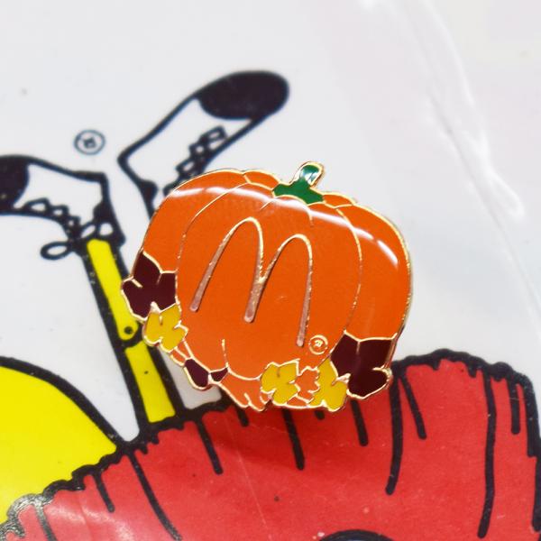 マクドナルドのピンズが入荷！古き良き時代のグッズ,アンティーク感満載のアイテムです(*‘ω‘ *)全体にラメ加工がされており小振りながらも存在感は抜群！カバンや帽子、お子様のカバンに付けてあげても可愛いですよ( *´艸｀)種類：パンプキンサ...