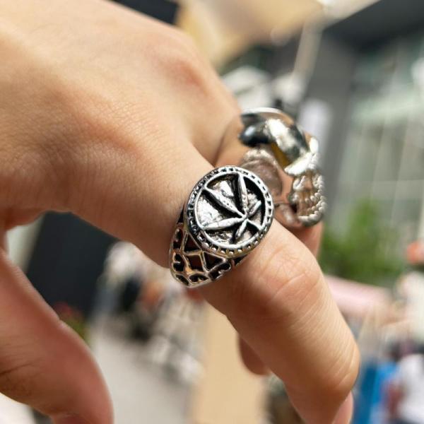 カテゴリ:指輪素材:ステンレスモチーフ:星座、人形、王冠、ハート、フルーツ、リボン、昆虫、キャラクター、葉、波、ひし形、U字形、しずく形、星、幾何学模様、動物、文字加工:ユーズド加工カラー:シルバーサイズ:7号、8号、9号、10号、11号、...