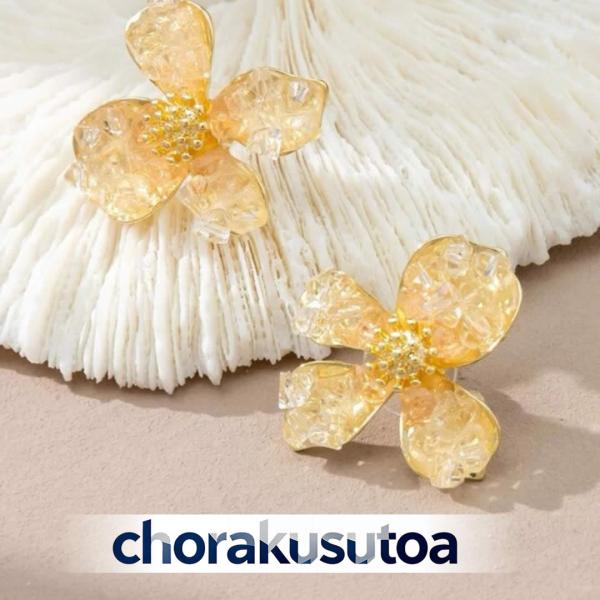 ガラスビジューで敷き詰められた花びらが涼しげな印象を与えてくれるピアスです。素材:亜鉛合金   ガラスビジュー※ 撮影時のライティング、PCやスマートフォンなどお使いのモニター環境により、商品画像の色味や質感が実際の商品と異なって見える場合...