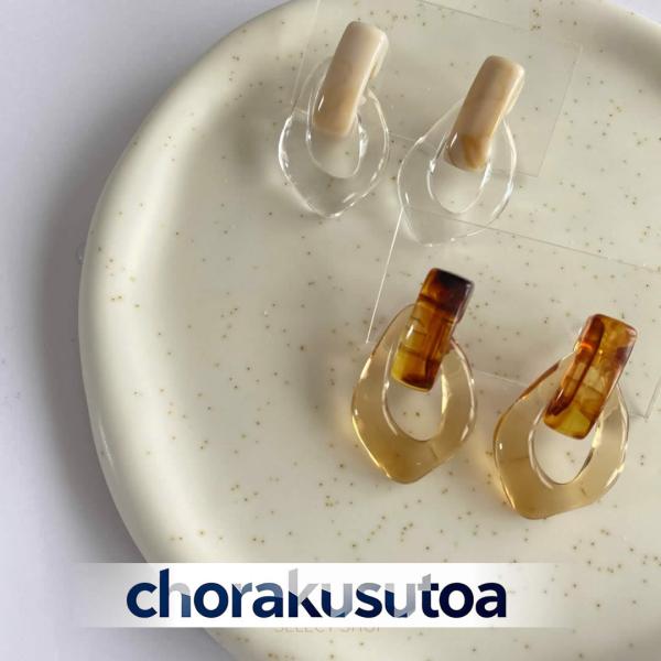 マーブル模様のフックとクリアカラーの組み合わせが大人っぽいピアス。夏にぴったりなクリアカラーと秋にも使えるブラウンカラーの2色展開。※フックのマーブル模様は個体差があります。※ 撮影時のライティング、PCやスマートフォンなどお使いのモニター...