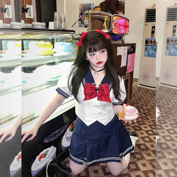 サイズ詳細アイテム特徴本格的な制服風デザインが魅力的セーラー襟と大きなリボンが特徴的で、学生服の雰囲気を忠実に再現した完成度の高いデザイン上品な素材感で着心地抜群しっかりとした生地質感でシワになりにくく、長時間の着用でも型崩れしない安心の仕...