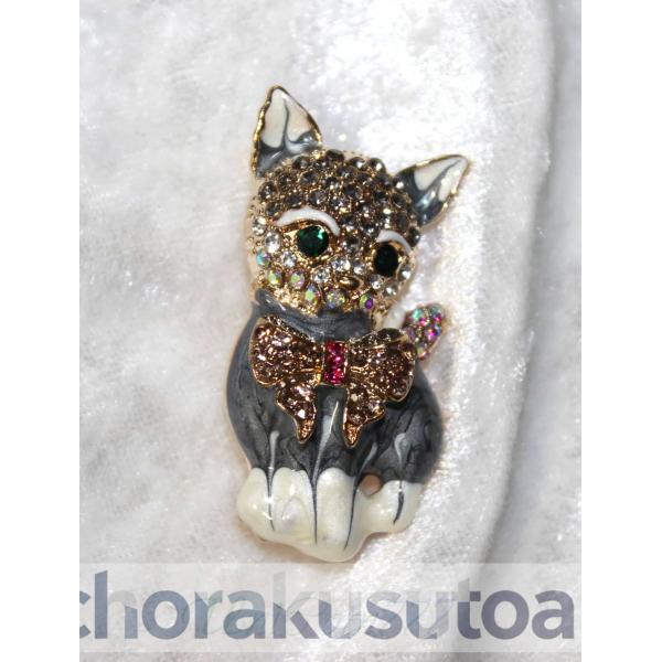 行儀よくお座りする猫をモチーフにしたネコのブローチです。可愛らしいフォルムとリアルな造形が特徴で、あなたのファッションに温かみをプラスします。このブローチは、カジュアルなお出かけにはもちろん、フォーマルな場にもぴったりなアイテムです。特に猫...