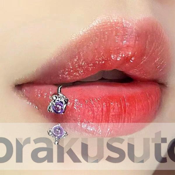 唇の近くに通すピアスです。16ゲージ（1.2ｍｍ）で、写真は大きさ12mmのものですが、他に8ｍｍと10ｍｍが選択できます。色は紫です。