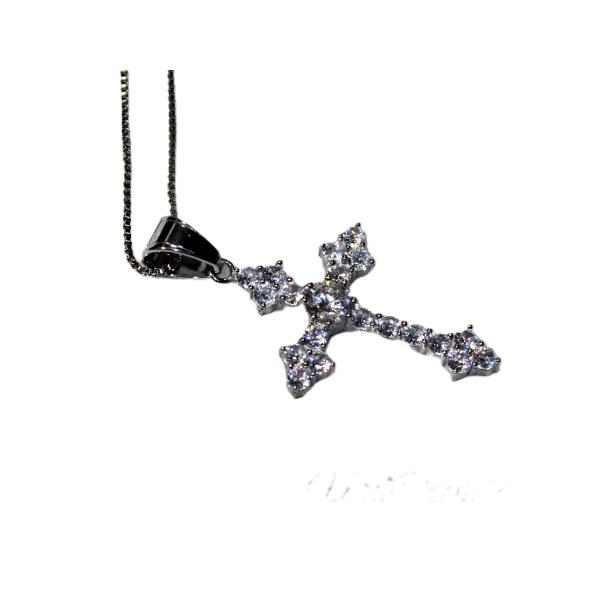 十字架（クロス／ロザリオ）のネックレスです。金属アレルギーの方にも優しいサージカルステンレス製です。チェーンは、50cmです。シンプルながらも繊細なデザインは、どんなファッションにも合わせやすく、日常使いや特別なシーンでも活躍します。ぜひ、...