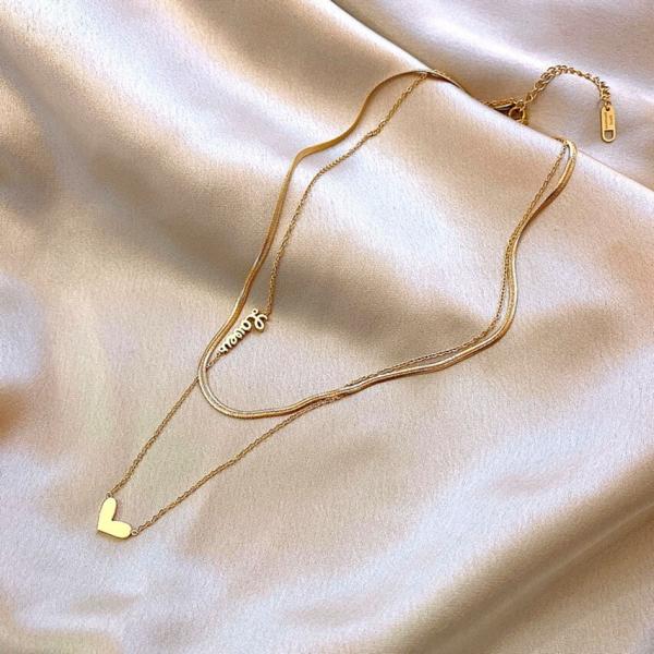 チェーンが二重になっていて、Love の文字が入っているネックレスです。