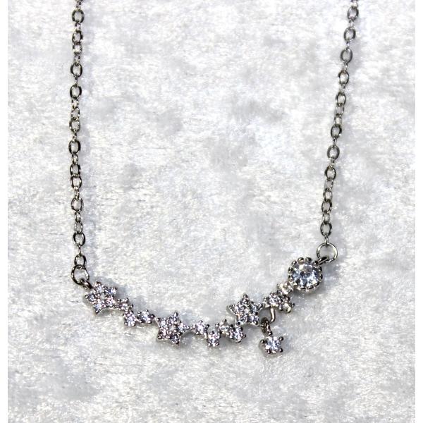 スマイルの形・・・と言うには少しデザインアレンジがされておりますが、一般的にスマイルネックスレスと言われているタイプのネックレスです。シルバー925銀製品です。