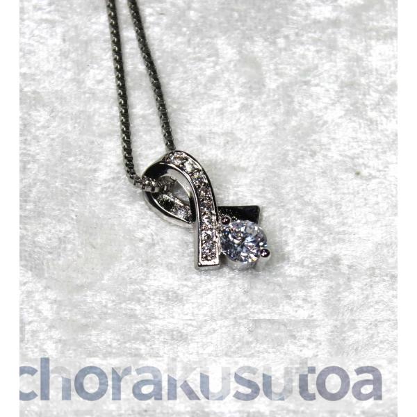 一粒石を使用したシンプルなネックレスです。チェーンは、ベネチアンタイプで、40cm+アジャスター5cmです。