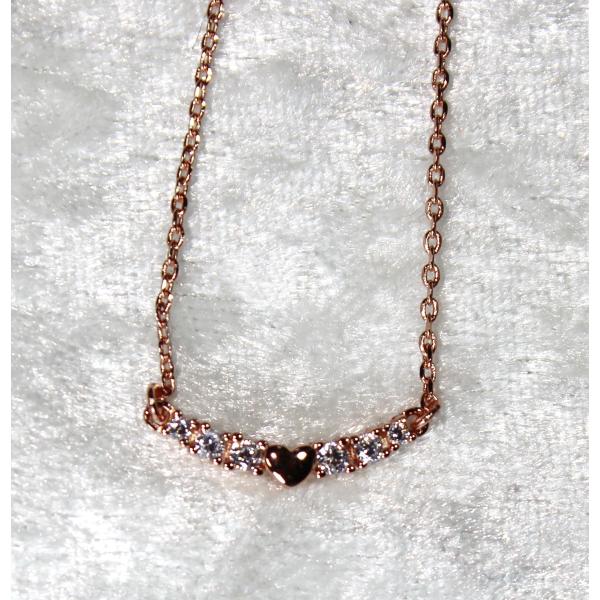 スマイルネックレスTypeCです。シンプルなデザインながら、愛らしい表情で毎日を明るく彩ります。身に着けることで心を軽やかにし、ポジティブなエネルギーを引き寄せる効果が期待できます。友人とのカジュアルなシーンや、デイリースタイルにぴったりの...