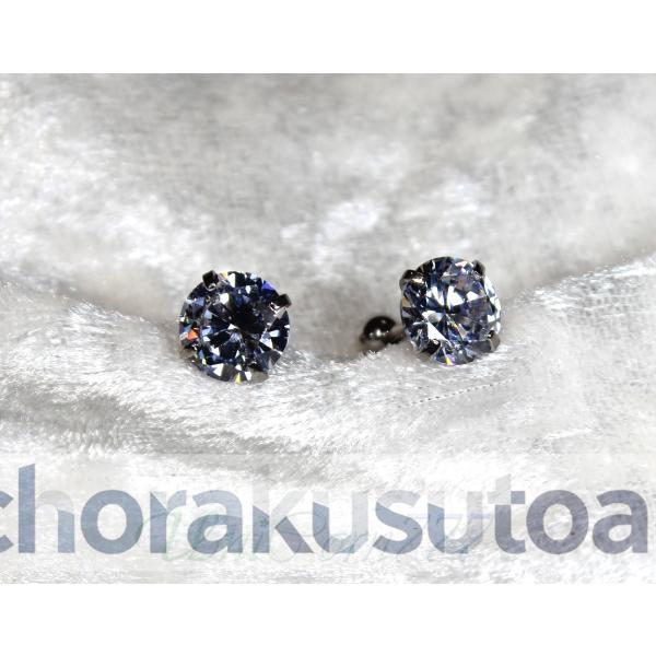 8mmのＣＺサージカルＳＴ製ピアスです。ピアス受けはネジ式のボールタイプなので、失くしにくいと思います。