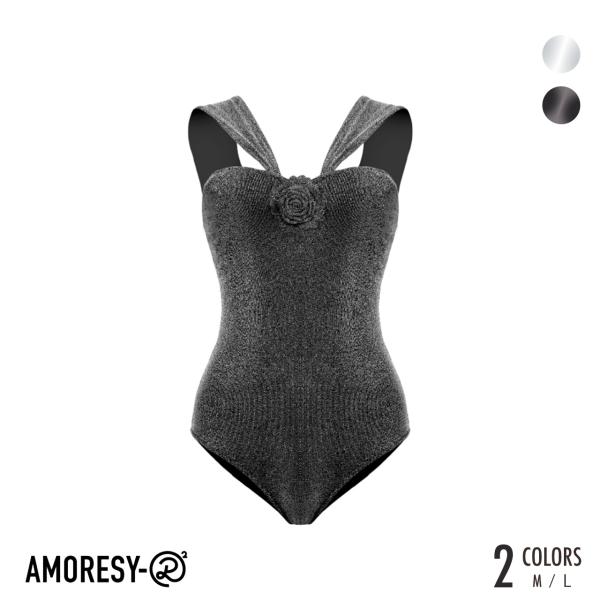 ＼魅惑のリゾートスタイル／胸元の花飾り（コサージュ）が華やかに彩る、グリッター仕上げのファッション水着。動くたびに煌めくラグジュアリーなデザインが大人の魅力を引き立て、ビーチやリゾート、ナイトプールで圧倒的な存在感を放ちます。写真映えも抜群...