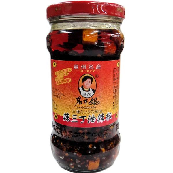 激辛！【老干媽　油辣椒】辣三丁油辣椒　ですいつもの料理にちょい足しで激ウマ辛！油辣椒とは中国貴州省の陶華碧氏こだわりの伝統的な具入りラー油です。じっくりと火入れをして、ザーサイ、ピーナッツ、豆腐を香ばしく焼き上げ唐辛子の香り・辛味を存分に引...