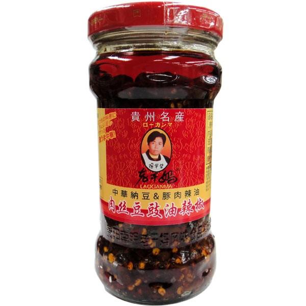 激辛！【老干媽　油辣椒】肉絲豆鼓油辣椒（ラージャン）ですいつもの料理にちょい足しで激ウマ辛！油辣椒とは中国貴州省の陶華碧氏こだわりの伝統的な具入りラー油です。本商品は発酵した大豆を唐辛子や塩などの調味料で味付けし上質なサラダ油でじっくり火入...