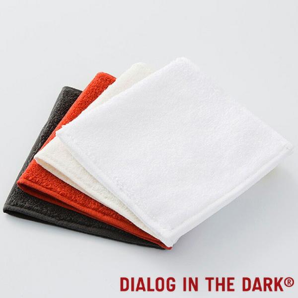 見なければ肌は本物を知っている。健常者にはない繊細な感性から生まれた、特別な肌触り。スーツや制服のポケットにきれいに収まるハーフタオルハンカチ。センターに折り目のある二つ折りでポケットに入れてもかさばらず手を拭くのにもちょうどいいサイズです...