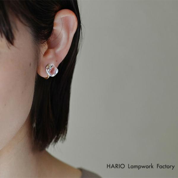 美しく透き通ったガラスが映えるイヤリング。浮き出るような動きのあるガラス。屈折する光を集め輝いて、その無垢な質感を耳元で感じさせてくれます。BRAND / HARIO Lampwork Factory（ハリオ ランプワークファクトリー）私達...