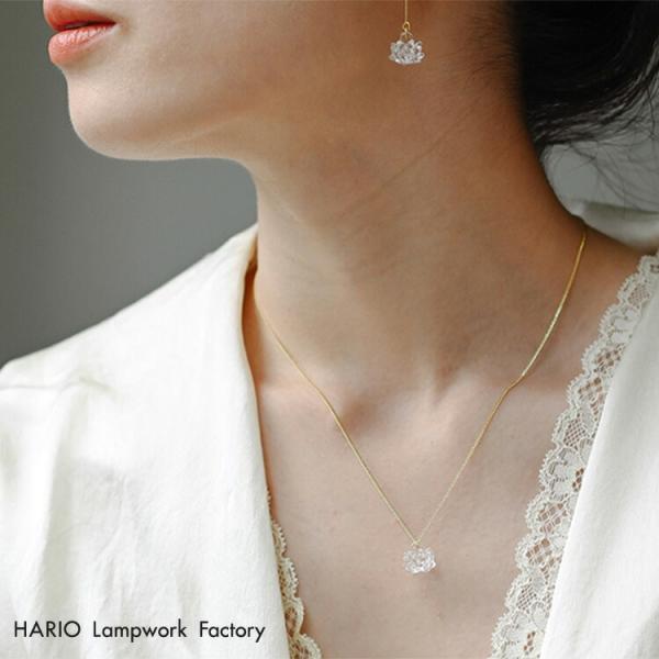 植物をモチーフにした繊細なデザインのPlantsシリーズ。シロツメクサの花が一輪胸元で輝き、幸運を呼ぶ四葉のクローバーが後ろ姿も素敵に演出します。シンプルなシャツにさらっと着けても、オケージョンにもおすすめです。アジャスター部分には自由に長...