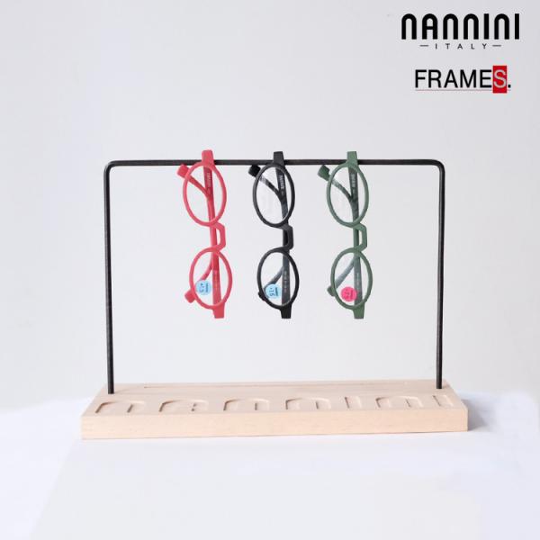 〜PROF（プロフ）〜典型的なヴィンテージの形状を、90年代のデザインを現代風にアレンジしたリーディンググラス。独自のアイデンティティを強調するシリーズです。＜FRAMES.（フレームス）について＞イタリア、ナンニーニ社がこだわりを持って生...