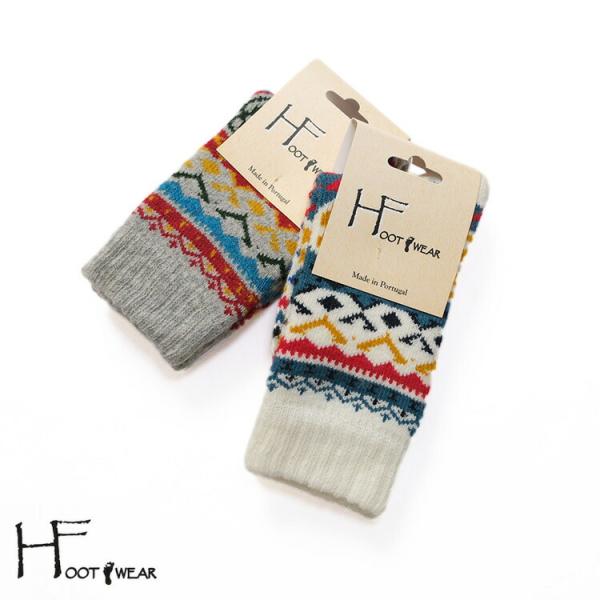 人気定番の冬のあったかソックス。上質なウールとアクリル混の冬らしいスノーフレーク柄がかわいい人気定番のソックスです。ウール混で肉厚な素材感なので、冬の寒い日にも暖かく足元を守ってくれます。スニーカーからブーツまで、幅広く合わせやすい一足です...