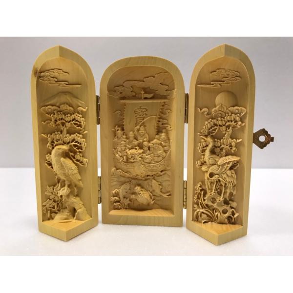 【目出度さ尽くし！佳きもの満載！】七福神宝船 本黄楊 精密木彫品〜インテリアにも持ち運びにも良い手のひらサイズの開閉式仏龕（ぶつがん）〜木目の美しい黄楊材のすべすべした円柱形携帯用ビロード製勝負色の黒袋付き！小さく軽いのでどこにでも携帯でき...