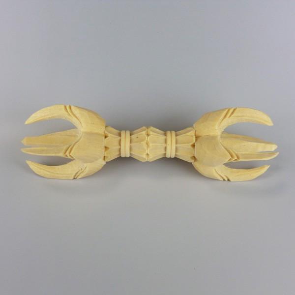 宅急便コンパクト1通5個まで対応【密教法具】密教では、杵（きね）の形をした中央の握り両端に鈷の突起をつくりその鋭さによって煩悩を打ち破り、菩提心(仏性)をあらわすための法具です。両端の鈷数や形によって独鈷杵・三鈷杵・五鈷杵・九鈷杵・宝珠杵・...