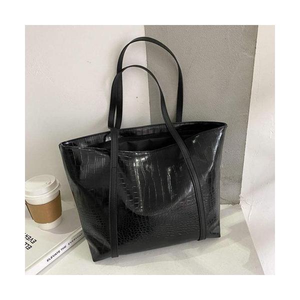 ★クロコ柄で高級感溢れるトートバッグです。★メイン収納の開閉口はファスナー仕様で物がこぼれ落ちる心配はありません。クロコ柄で 今風、 使い勝手がよく かわいいトートバッグ ☆シック な ブラック が魅力の きれいめ バッグ は、肩に掛ければ...