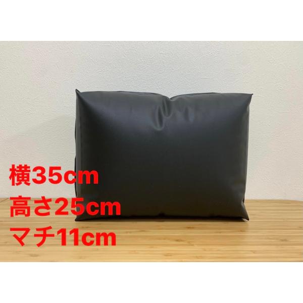 【発売日：2021年07月20日】サイズ：横35cm　高さ25cm マチ11cmカラー：ブラック素材：PVC対象BAG例　各ブランドのトートバッグ、ショッピングバッグ、縦型バックパック、その他お持ちのバッグの長さを計測して下さい。大きなキャ...