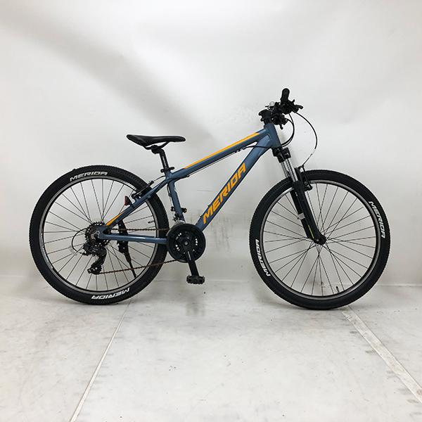 ◇◆◇◆◇ 商 品 情 報 ◇◆◇◆◇【外観ランク】　Bランク【リユース・中古】　マウンテンバイク【メーカー】　MERIDA【タイヤ】　　26×2.10インチ【ギア】　　　(前)3×(後)7【カラー】　　ブルー系ライト無しFサスペンション1...