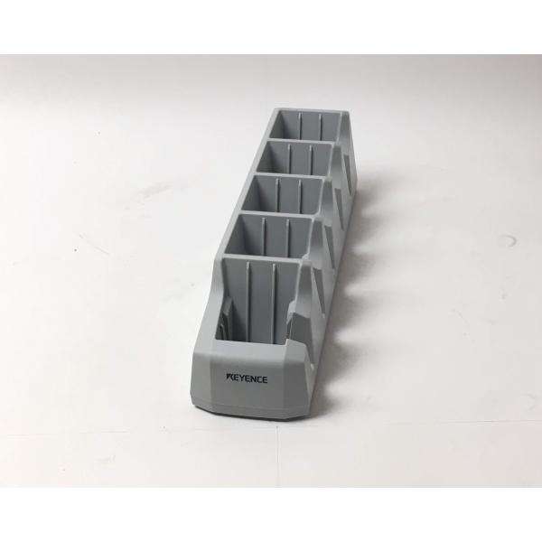 【商品説明】BT-3000用の5連充電器です。まとめて充電できるのでとても便利です。 【メーカー】KEYENCE 【型番】BT-UC35【オプション】本体と電源アダプタ　電源ケーブルが付属します 【状態】中古品です。キズ。汚れは多少あります...