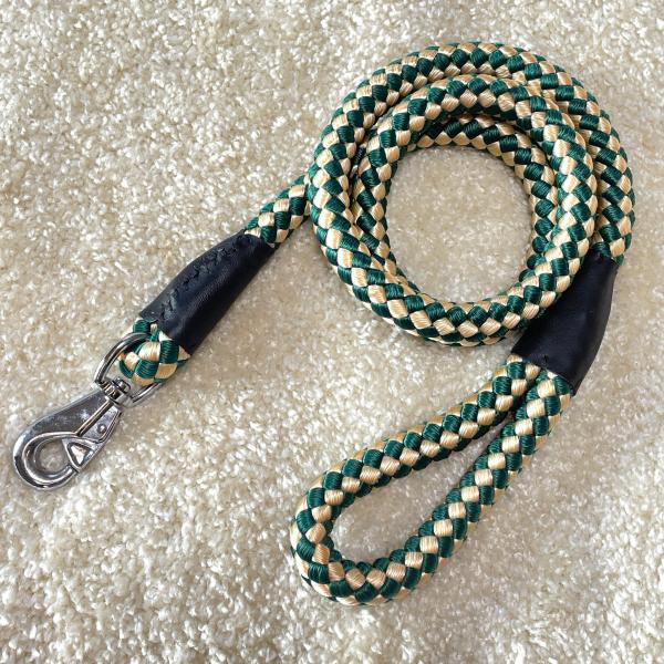 【商品について】大型犬クラス３０キロ以下（目安です）。リードのサイズ・・・長さ約１４０cm・直径２１ｍｍ。パイレンリードの出品です。カン外れ防止タイプのカンとなります。未使用ですが、保管上のキズ・汚れ・ヨレなどが若干ございますのでご了承願い...