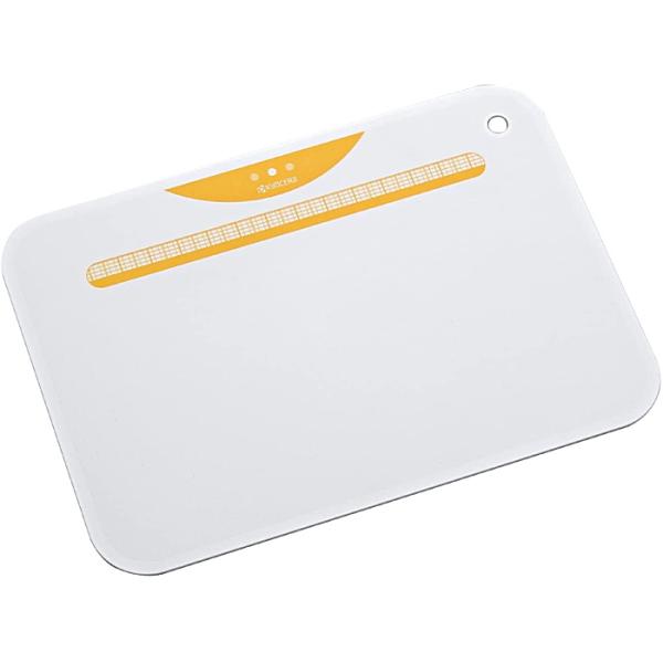 大好評のやわらかい軽いまな板に楽しいカラーシリーズが仲間入り！耐熱温度100℃だから熱湯消毒もOK！衛生的です。切った食材をそのままお鍋に入れられるからとても便利。豊富なカラーバリエーションでキッチンを楽しく演出します。 柔らかくて、曲げら...