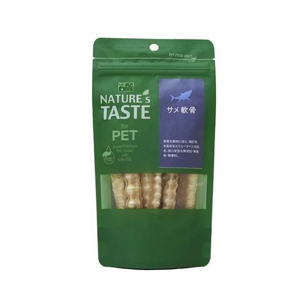 オーストラリア産の良質な素材に、嗜好性を高めるエミューオイルを配合。保存料無添加・無着色・無香料のご褒美おやつです。コンドロイチン硫酸が主要構成成分であるサメ軟骨にはミネラルが豊富に含まれ、特にカルシウムとリンがバランスよく含まれます。