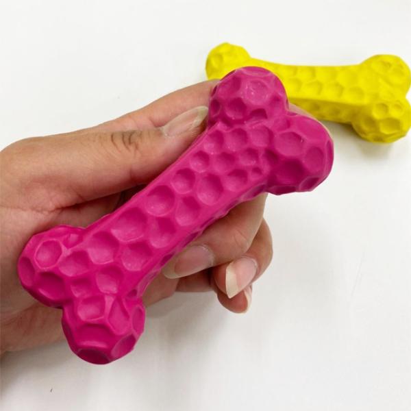 Favo（ファボ）はわんちゃんの興味に合わせて選べるラインナップのナチュラルラバートーイシリーズです。Favoソリッドボーンは中までナチュラルラバーがつまったソリッドタイプ。噛みやすいボーン型で、手で曲げられる弾力です。かみかみするのが大好...