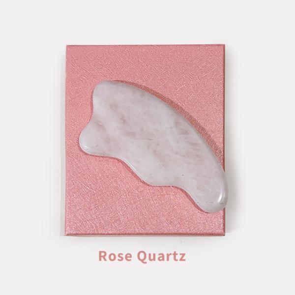 ひんやりとした天然石ならではの心地よい質感。肌に触れるたび、滑らかな曲線がフェイスラインやデコルテにフィットします。ローズクォーツは内面の美しさを引き出し、自己肯定感を高めると言われるパワーストーン。心に余裕がない時、自分へのご褒美に最適です。