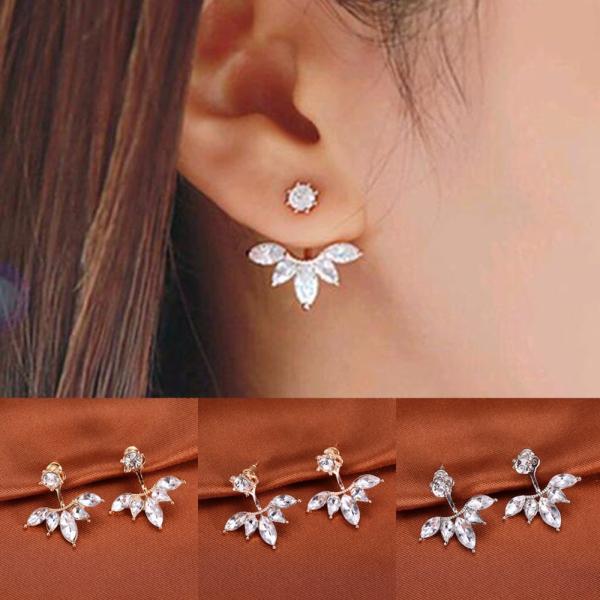 耳に沿うようアーチ型にデザインされたラインストーンが美しく輝く上品で華やかなピアスキラキラ可愛いピアスです2wayのバックキャッチピアス なので お手持ちのピアスのポストと合わせたり通常のキャッチを使用して、シンプルピアスとしてもご使用いた...