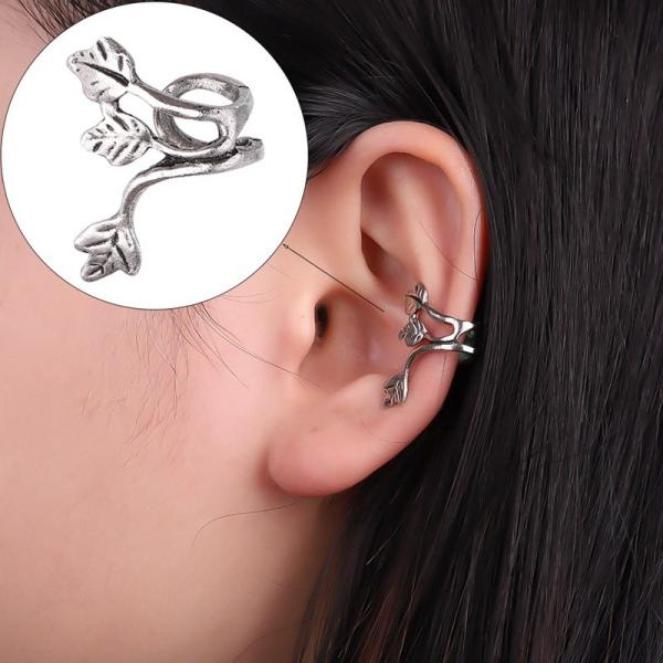 3つのリーフが耳に絡みつくような デザインがクールなアンティークシルバーの イヤーカフお手持ちのピアスやイヤーカフとの重ね付けも◎はさむだけのイヤーカフなので ピアスホール不要で簡単につけられます片耳用  ※「1点」の価格です※海外輸入品の...