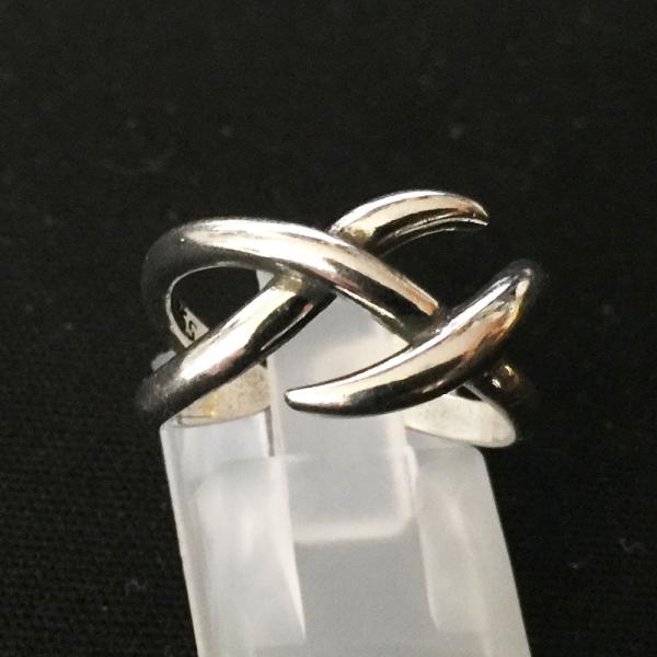 ダブルクロスラインのデザインのシルバーリング流れるような美しいクロスラインのリングはこなれ感を演出。指先をほっそり美しく魅せてくれますお持ちのシルバーリングとの合わせ付けの相性も◎オープンリングなのでサイズ調整可能です。＜素材＞925 シル...