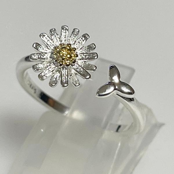 雛菊の可愛い細身のシルバーリング可憐なデイジーの花びらが指先をほっそり美しく彩りますオープンリングなのでサイズ調整可能です。＜素材＞シルバー コーティング SilverPlated（925 の刻印あり）＜サイズ＞フリーサイズ 調整可能（調整...