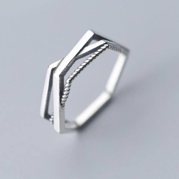 シルバーの六角形でクロスラインのリング流れるようなラインが女性らしい指先を演出しますお持ちのシルバーリングとの合わせ付けの相性も◎オープンリングなのでサイズ調整可能です。＜素材＞シルバー コーティング SilverPlated＜サイズ＞フリ...