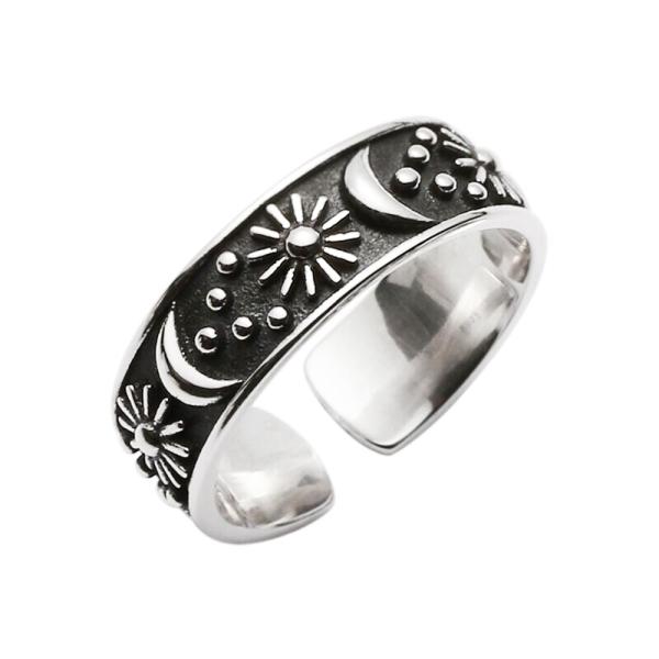 三日月に太陽のアンティーク調のリングカジュアルからシックなコーデまでシーンを選ばないデザイン＜素材＞シルバー コーティング SilverPlated（925の刻印あり）＜サイズ＞フリーサイズ 調整可能（調整前13号位）※10号以下には出来ま...