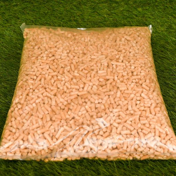 圧縮率が高く、おしっこの吸収力と消臭力に優れています。少しの量でもたくさんのおしっこを吸収して膨張するので、まずは少なめの量でお試しください。