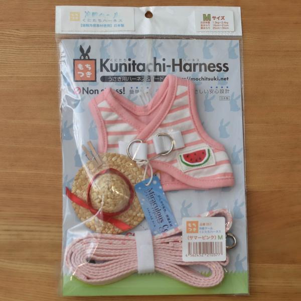 うさぎさんが苦しくない、チョッキ型のハーネスです。サイズ：M目安体重：1.3kg~2.4kg首まわり：16cm~21cm胴まわり：25cm~30cm【注意事項】うさぎさんが嫌がる場合はハーネスを無理に付けないでください。生後間もないうさぎさ...