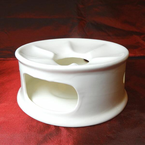 本場のレストランでもよく使われている、陶器のティーウォーマーです。シンプルでお洒落なデザインが魅力です。【商品詳細】サイズ　直径１０.８cm　高さ５.５cm陶器　中国製(注）こちらの商品は業務用に作られた中国製品です。上薬や側面の穴などの形...