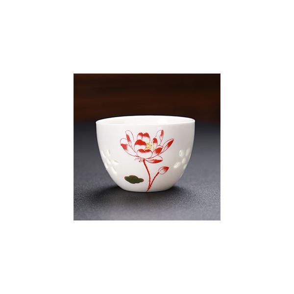 光にかざすと小さな穴から光が透けて見える、小ぶりの湯呑【商品詳細】・口径５.５×高さ３.８cm・容量　６０ml・中国製※表：蓮の花。裏：金魚※絵柄は写真と多少異なります。