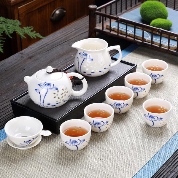 蓋碗・茶杯・茶海・茶漉しまで一式がそろい、中国茶を美しく、そして手軽にお楽しみいただけます。収納や持ち運びに便利な専用ハードケース付きで、ご自宅用はもちろん来客用や贈り物にもおすすめです。【商品詳細】小急須：高さ７ｃｍ　最大幅１３ｃｍ茶杯：...