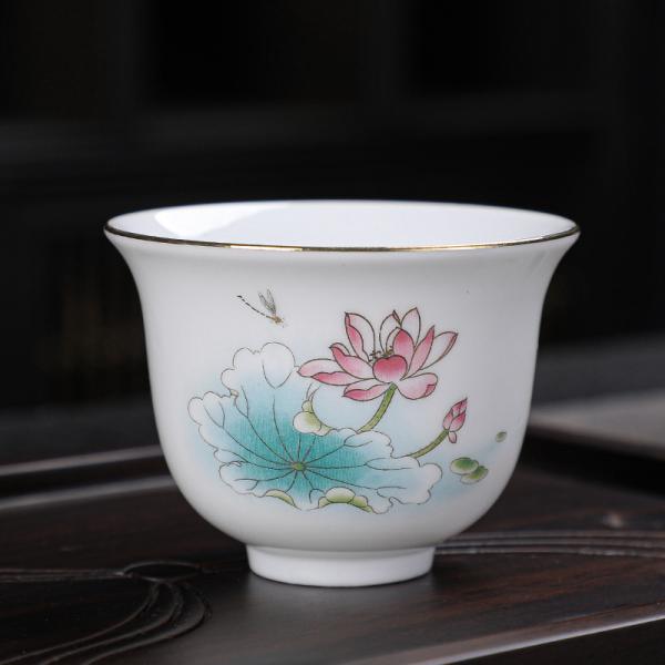 白磁のなめらかな質感に、蓮の花を繊細に描いた中国茶杯。落ち着きのあるデザインが、静かな時間を美しく引き立てます。【商品詳細】・口径６×高さ４.４cm・中国製※絵柄は写真と多少異なります。