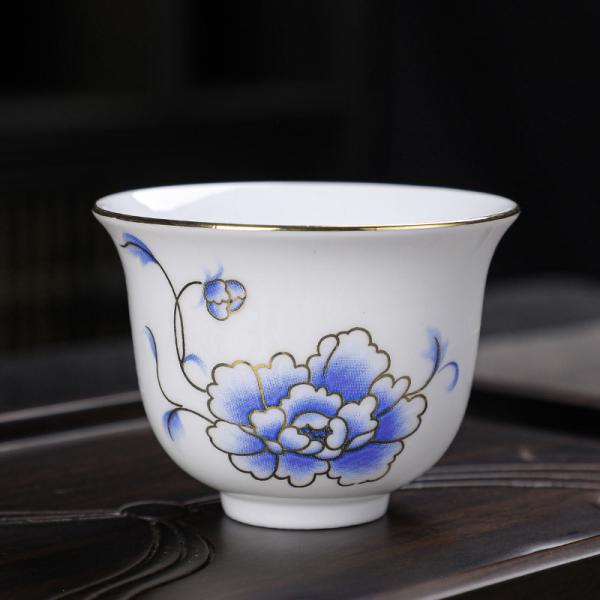 白磁の美しい質感に、富貴を象徴する牡丹の花をあしらった中国茶杯。華やかでありながら上品なデザインが、お茶の時間をより豊かに演出します。【商品詳細】・口径６×高さ４.４cm・中国製※絵柄は写真と多少異なります。