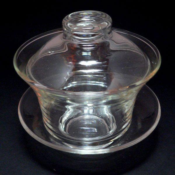 お茶の色を楽しめるガラス製茶器です。<BR>蓋碗は茶葉を直接入れ茶杯に注ぎ分け急須として使ったり、<BR>蓋をずらして直接お茶を飲んだりして使います。【商品詳細】・口径８.９cm  高８.５cm・ソーサー直径　１０c...
