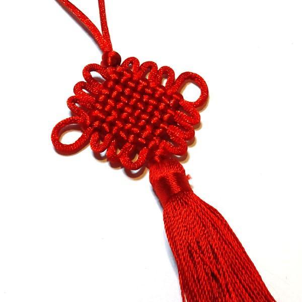 中国結びの「結び」は良いことを意味する、「吉」と発音が似ています。また「縄」と「神」 も発音が似ています。古来から人々は言葉の代わりに、たくさんの思いを込めて、さまざまな結び飾りを作ってきました。健康・長寿・平安・富貴・吉祥・幸福・・・。こ...